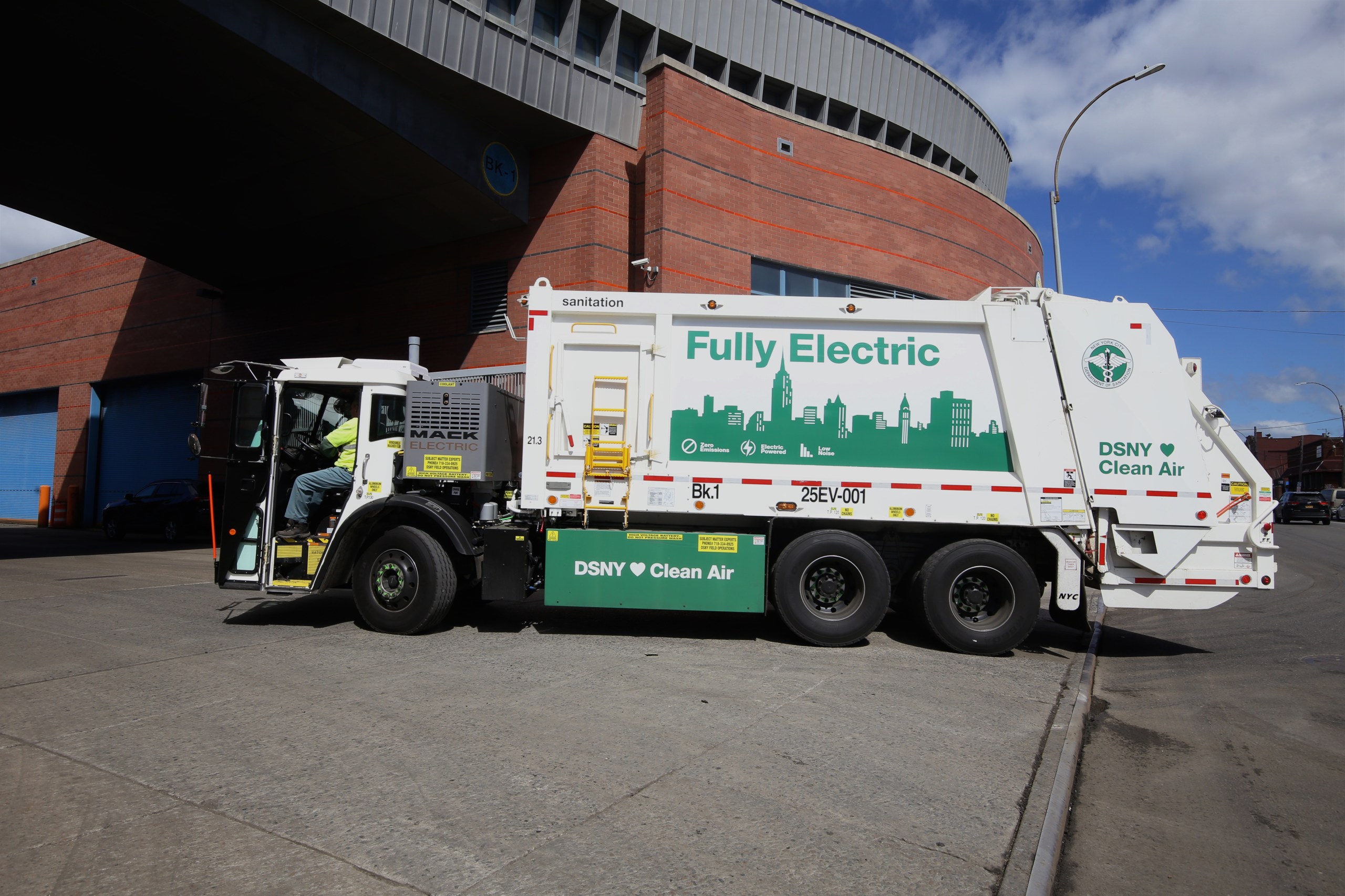 DSNY's Electric Trucks 'Conk Out' Too Quickly During Snow Plowing, Says ...