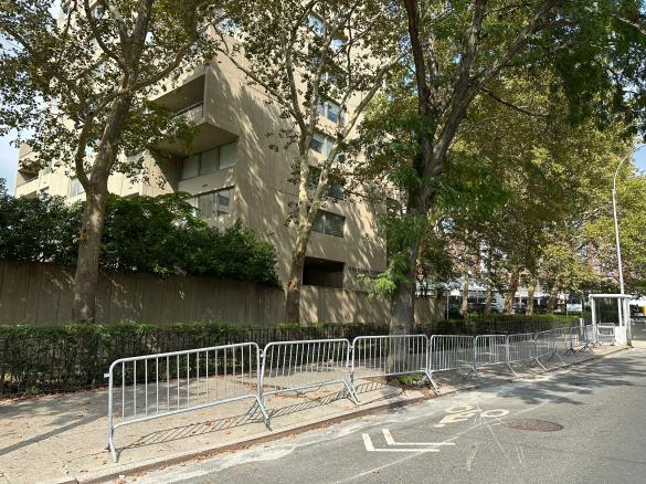 WALK THIS WAY: NYPD Removes Some Barricades on Park Row - Streetsblog ...