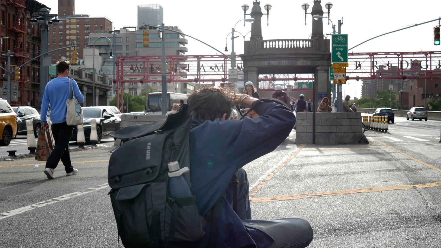 Photo Op: Tight Squeeze for Cyclists is Perfect Frame for Williamsburg Bridge Shutterbug ...