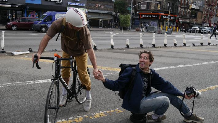 Photo Op: Tight Squeeze for Cyclists is Perfect Frame for Williamsburg Bridge Shutterbug ...
