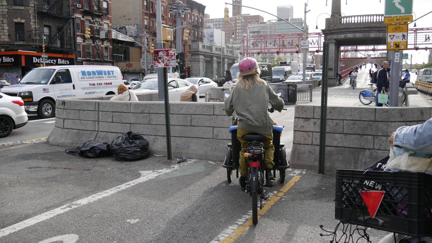 Photo Op: Tight Squeeze for Cyclists is Perfect Frame for Williamsburg Bridge Shutterbug ...