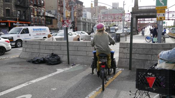 Photo Op: Tight Squeeze for Cyclists is Perfect Frame for Williamsburg Bridge Shutterbug ...